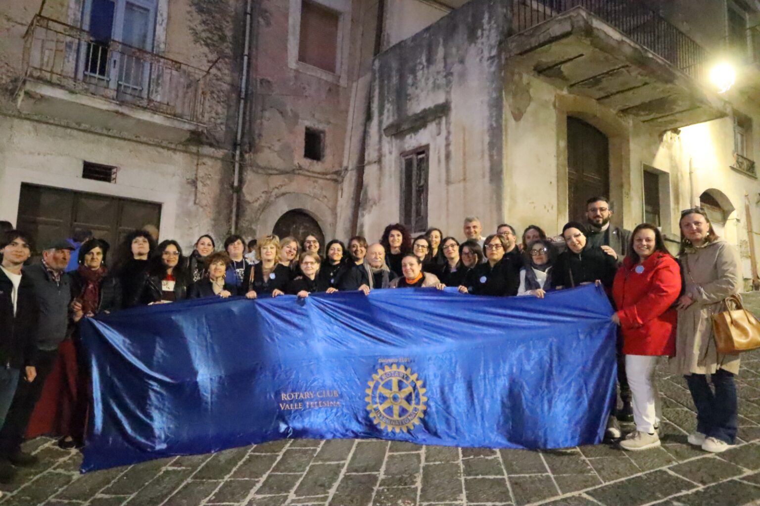 Arte, memoria e identità: il Rotary Club inaugura la "Panchina della ...